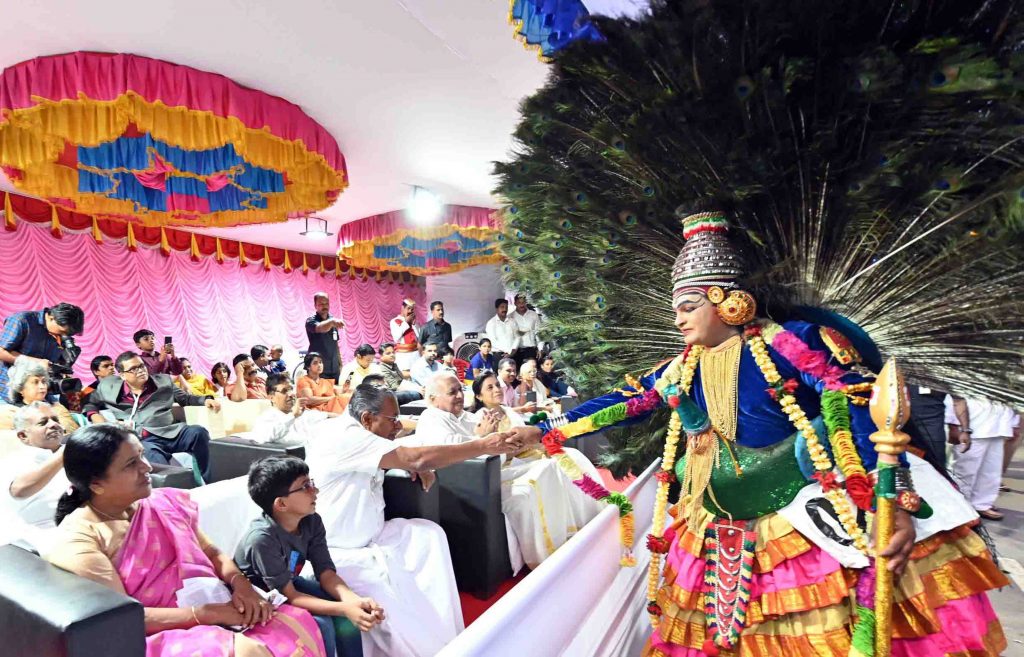 Kerala Chief Minister Pinarayi Vijayan shake hand with artist - The ...